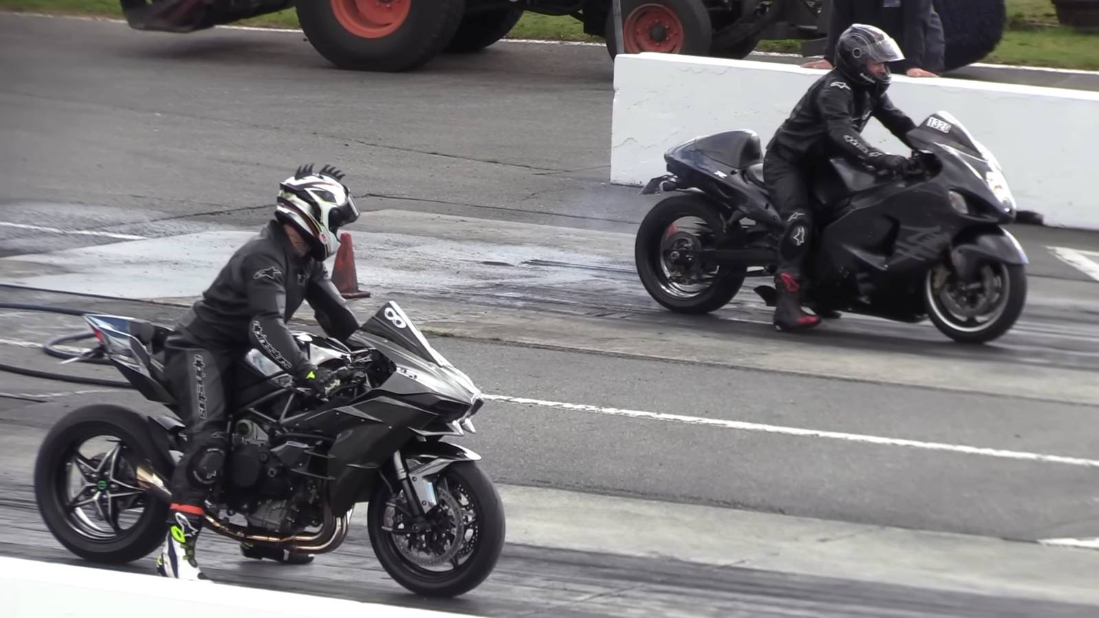 Drag Race: First-Gen Suzuki Hayabusa Smokes A Kawasaki Ninja H2