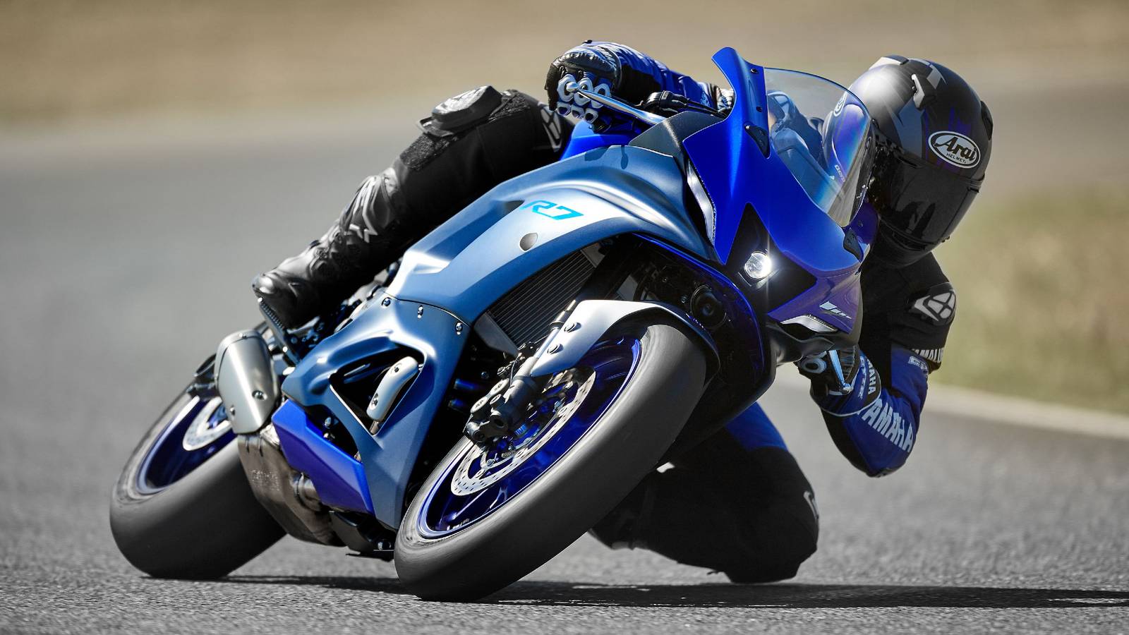 Here Are The Key Differences Between The Yamaha MT-07 And The R7