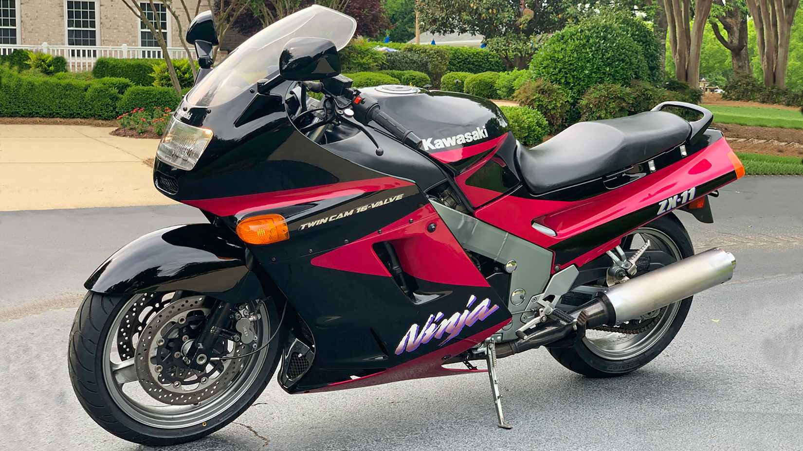 10 Vintage Sports Bikes That Turn Heads Like Supermodels