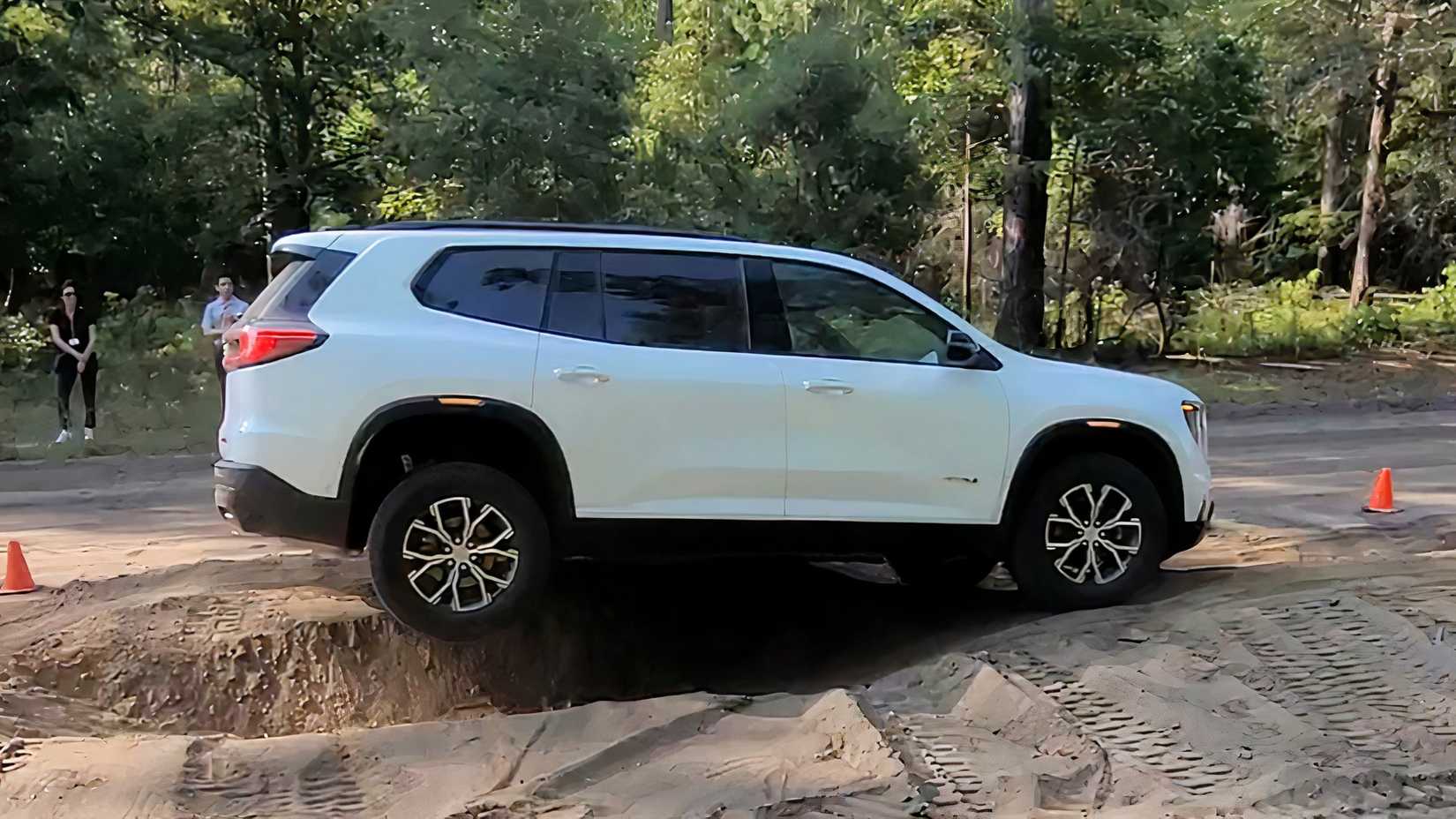 I Tried Offroading With The 2024 GMC Acadia AT4, Here's How It Went