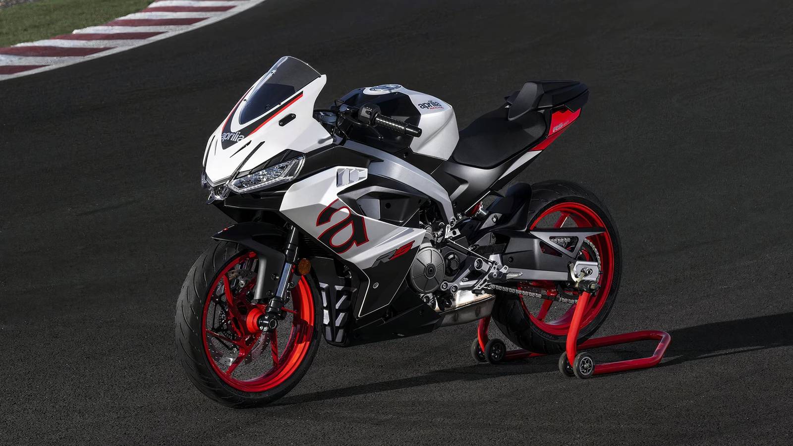 The Sports Bike That Feels Light, Fast, And Confidence-Inspiring