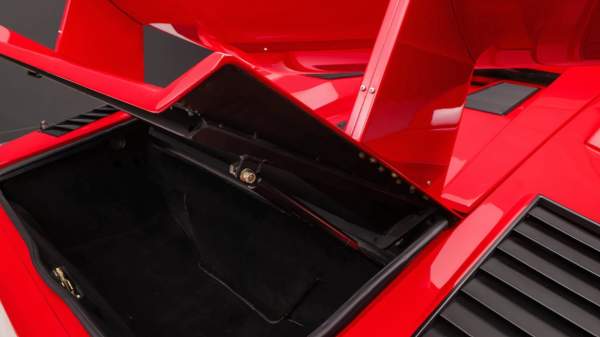 10 Things That Make The Lamborghini Countach A Quirky Supercar