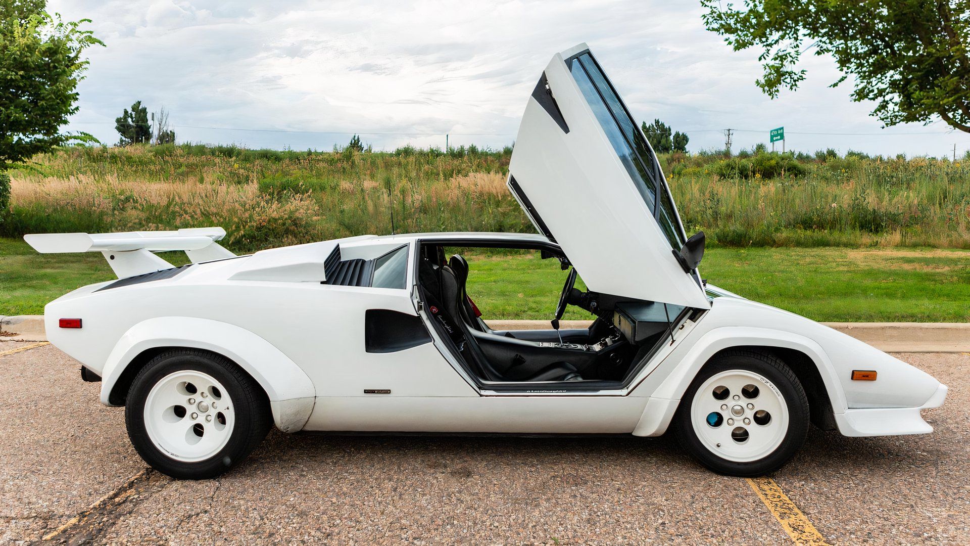10 Things That Make The Lamborghini Countach A Quirky Supercar