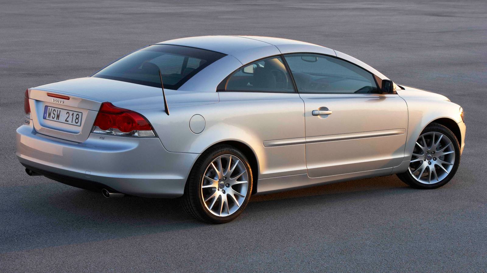 The new Volvo C70 - "Two in One": the coupe and the convertible
