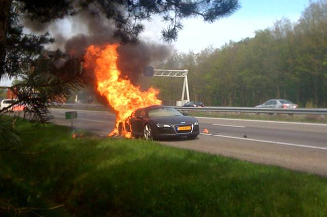 Audi R8 V8 catches fire in the Netherlands