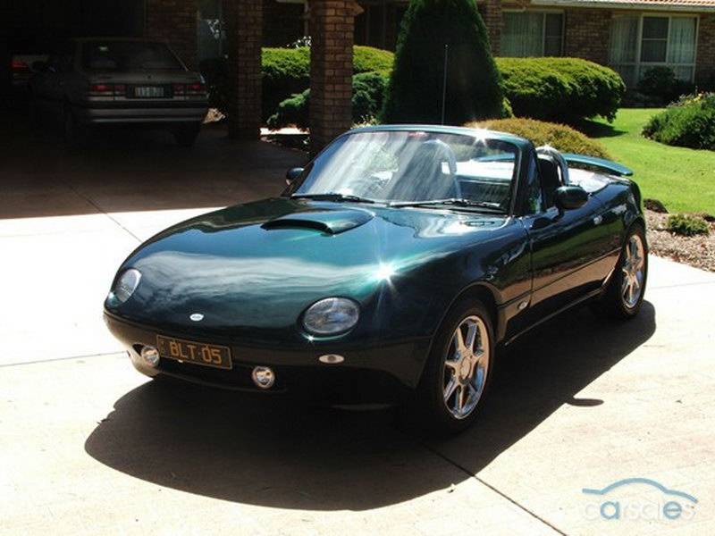 Mazda MX-5 "Bullet Roadster" lives and breathes its V8 engine