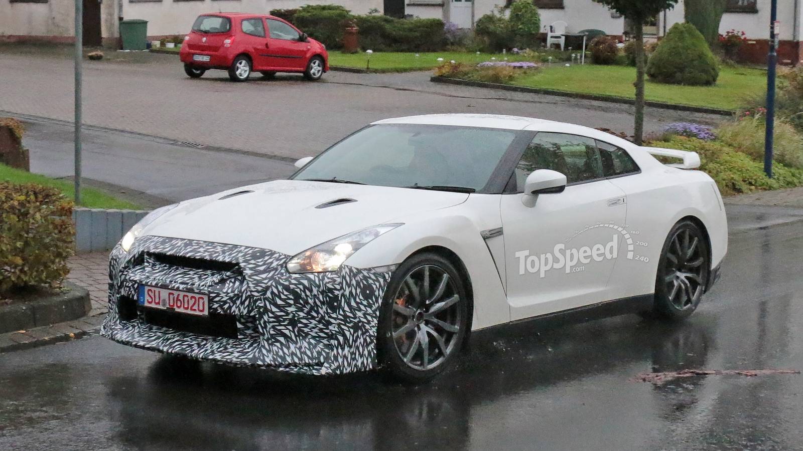 Spy Shots: 2016 Nissan GT-R Begins Testings