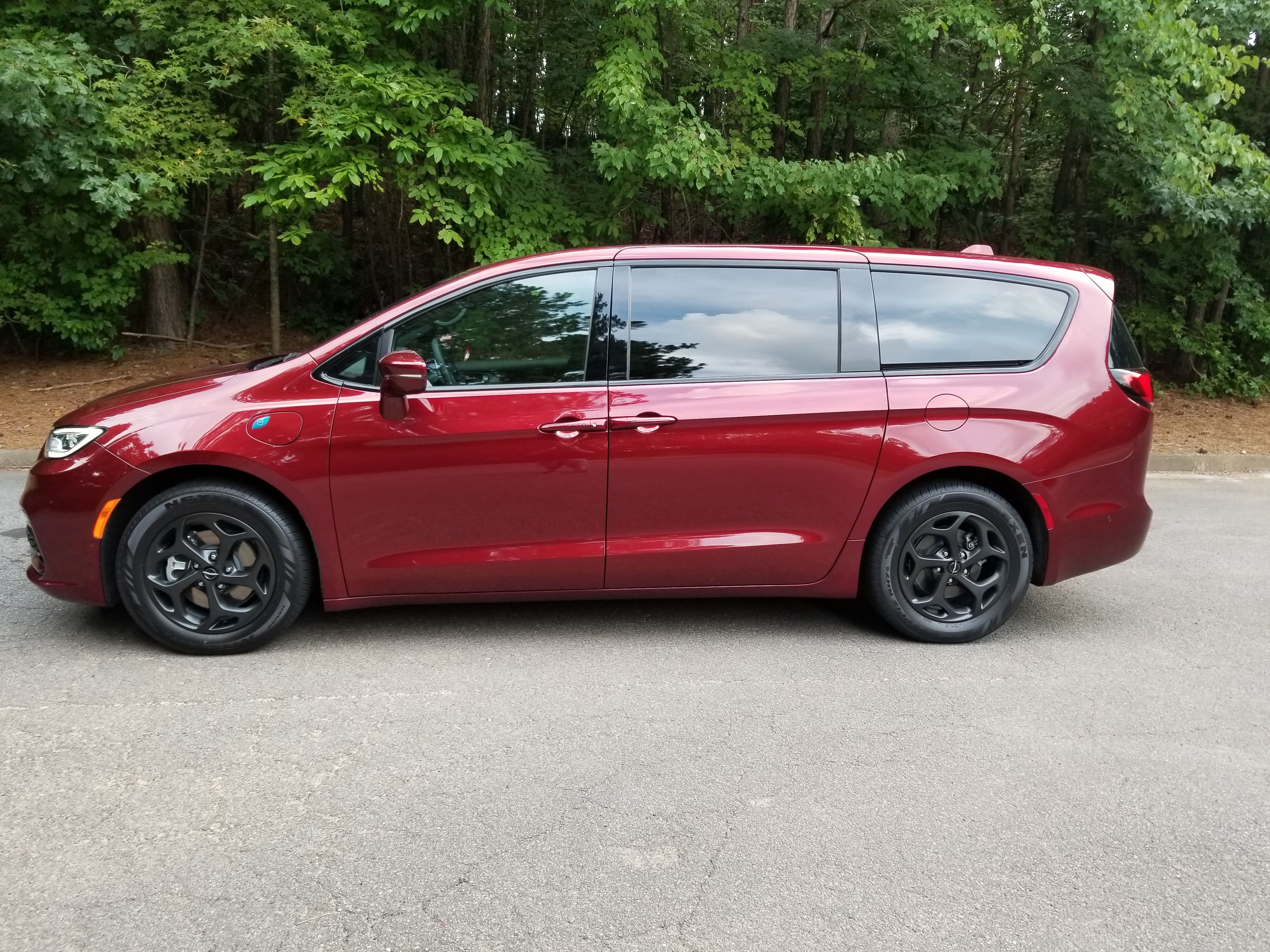 2022 2022 Chrysler Pacifica Hybrid: The Minivan Monarch