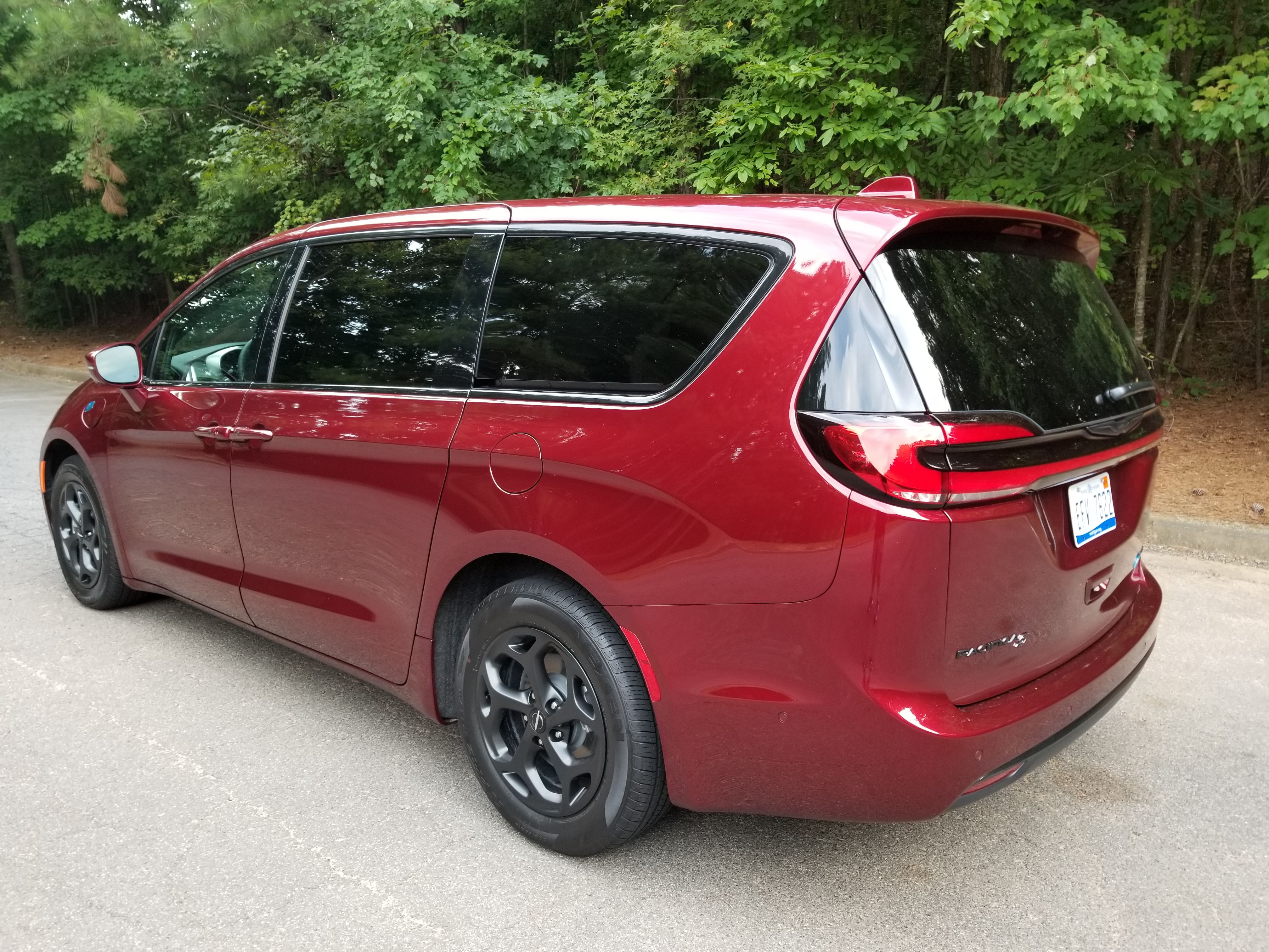 2022 2022 Chrysler Pacifica Hybrid: The Minivan Monarch