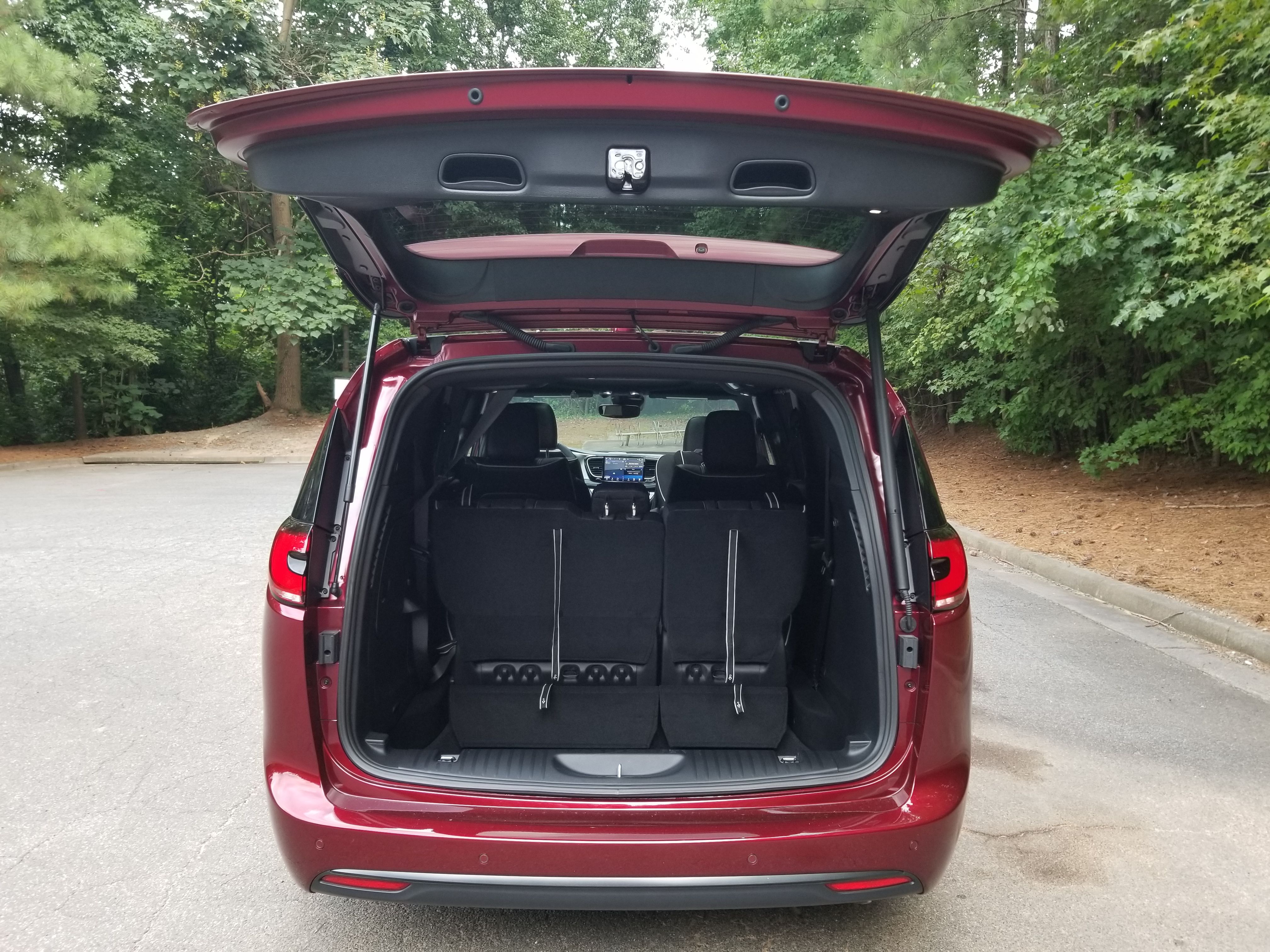 2022 2022 Chrysler Pacifica Hybrid: The Minivan Monarch